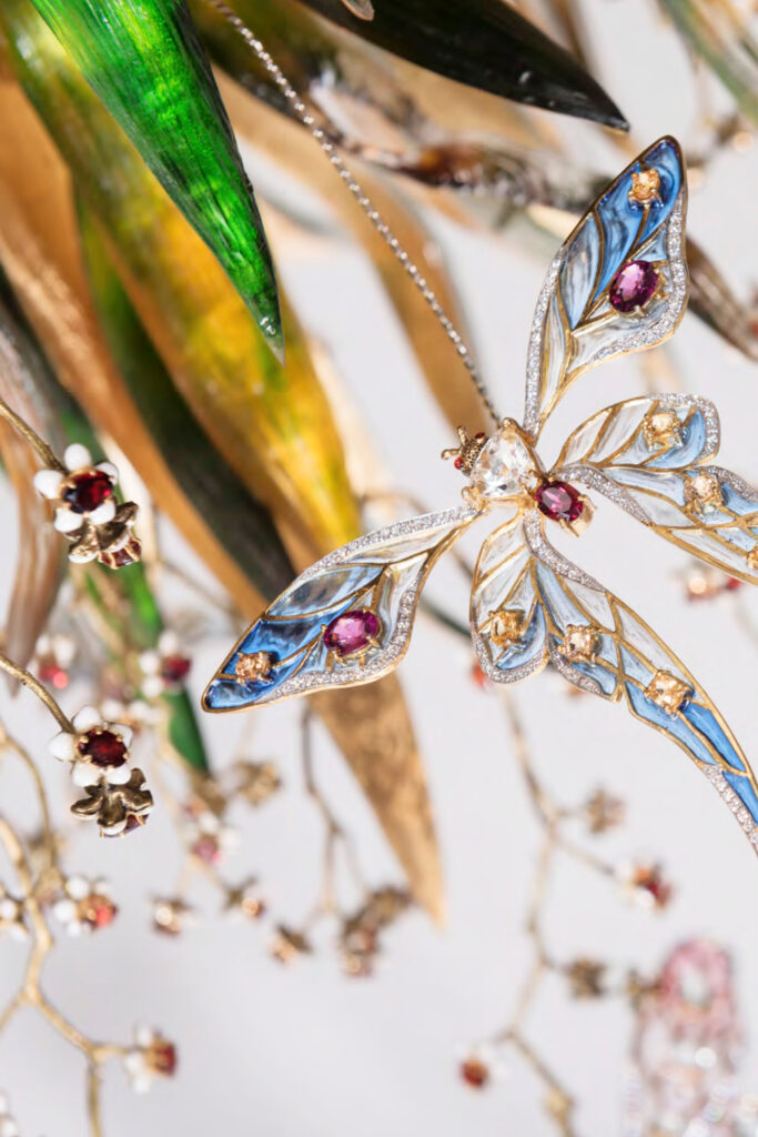The 23,000 carat gemstone chandelier - Diamonds in the Library