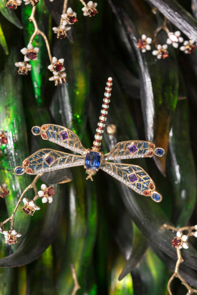 The 23,000 carat gemstone chandelier - Diamonds in the Library